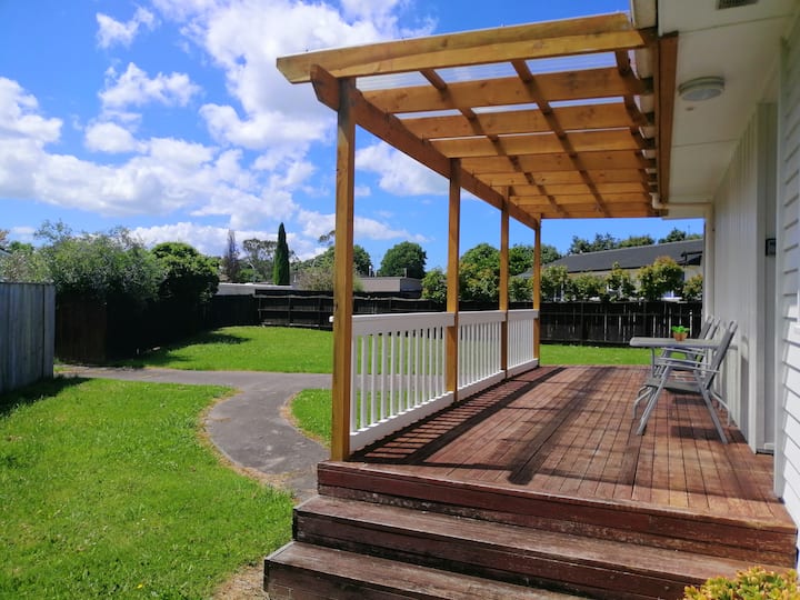 200m To Lloyd Elsmore Park In East Auckland校区大地 - Auckland