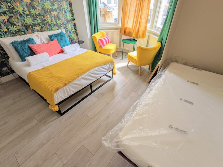 Stylish Double With An Extra Bed In Great Location - Brighton and Hove