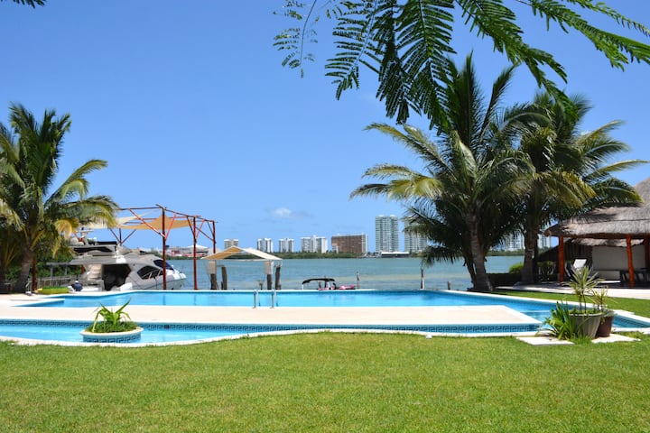 Lagoon Front Luxury Villa With Privileged Location - Cancún