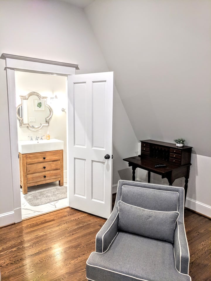 Large Modern Studio Apartment Walk To White House - Washington, D.C.