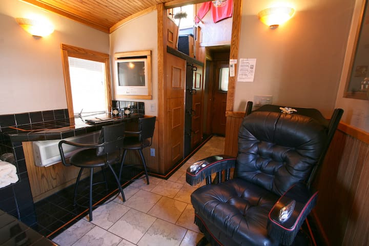 Easy Rider Railroad Caboose Cabin - 尼斯