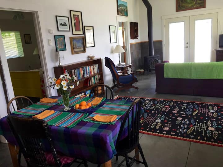 Whidbey World View - Cottage & Studio - Washington