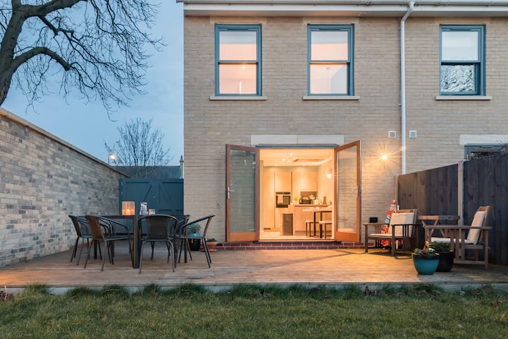 Meadow Cottage 
Sleeps 8 
Carpark
2 Miles To Town - Cambridge