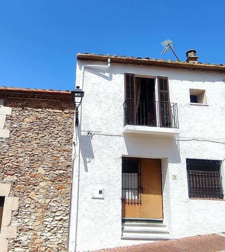 Casa De Pueblo En El Centro De Begur. - Sa Riera