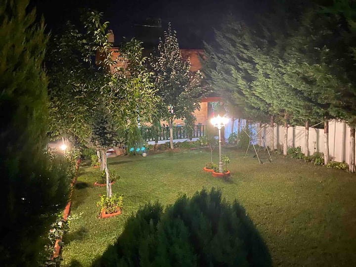 Huzurlu, Bahçeli Ağaç Ev
Wooden House - Ялова