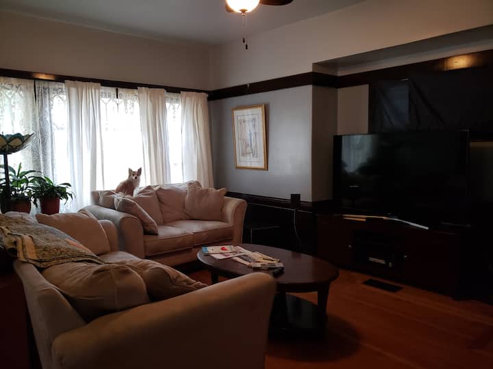 Private Basement Room With Living Area Near Ucdmc - Sacramento, CA