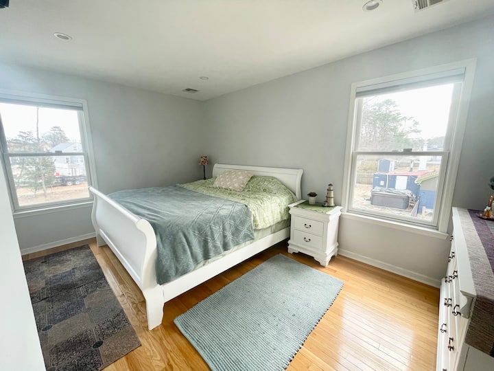 King Bedroom W/ Private Bath - Bay Head, NJ