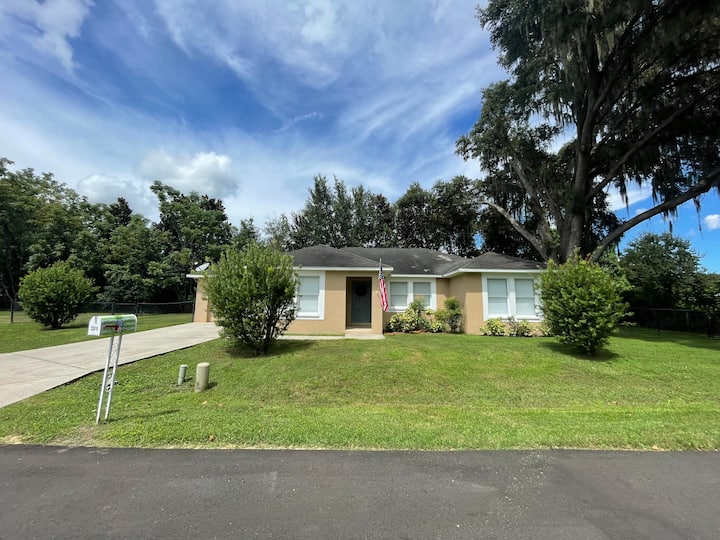 Cheerful 3 Bed/ 2 Bath In San Antonio! - Dade City, FL