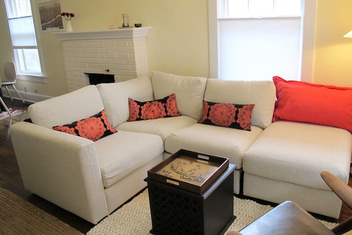 Furnished Ku Bungalow • Walk Downtown • Monthly - Lawrence, KS