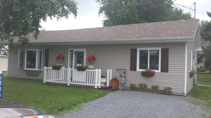 Quaint Cottage Style Home Near St. Lawrence River. - 봄베이