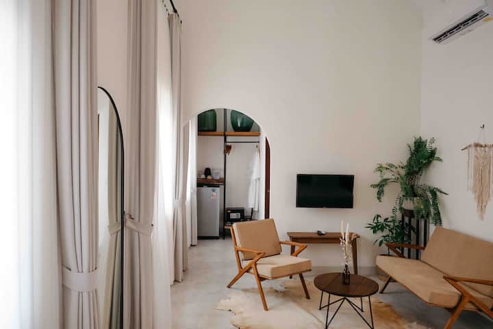 Chic Poolside Suite - Steps To Seminyak Beach - Kuta