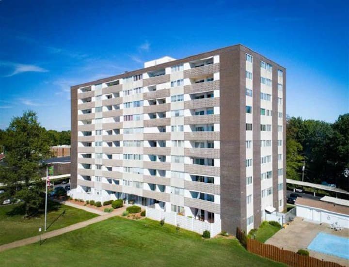 Eastside 2 Bedroom 2 Bath Condo With Swimming Pool - Newburgh, IN