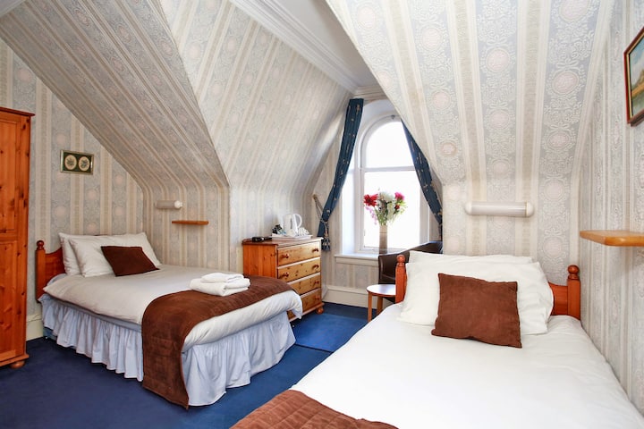 Double & Single Bed En-suite - Aberdeen