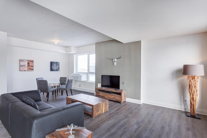 Urban 2br Escape In-suite Laundry And Terrace - Pointe-Claire