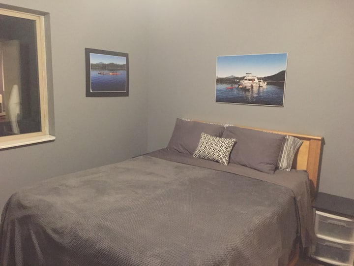All Alaskan Kayak Room- Queen Bed, Private Bath. - Valdez, AK