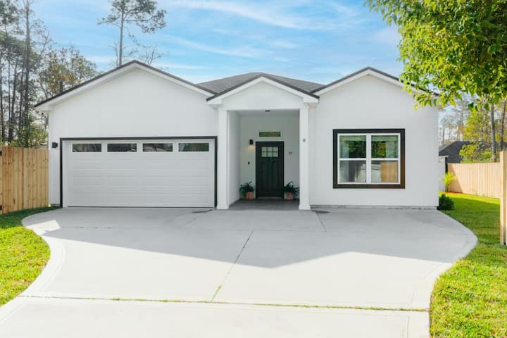 Modern Retreat | Hot Tub/ Mayo/ Unf/beach - Jacksonville