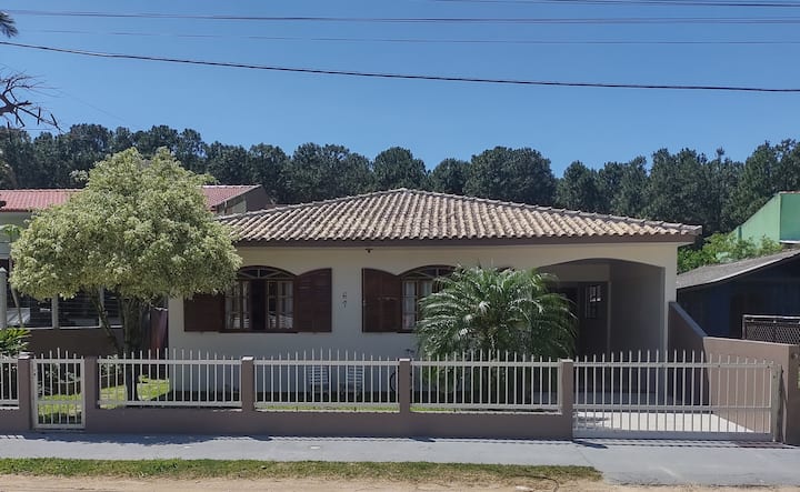 Casa Confortável , Próximo A Praia  De Garopaba. - Garopaba