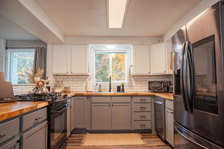 Wine Country Retreat•fire Pit+pool Table•sleeps 8 - Newberg, OR