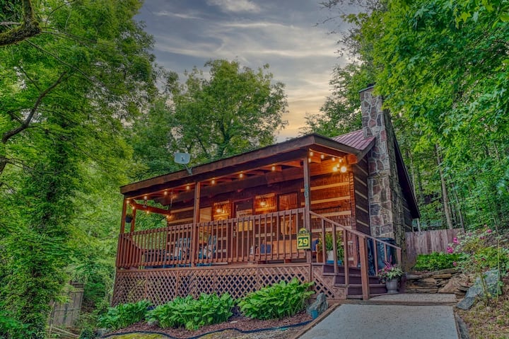 Cozy Cabin 1bedw/loftbyenjoyment&adventure!hottub! Honeymoon - Sevierville, TN