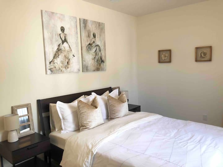Comfy Chic 2 Bedroom Guest House - Los Angeles, CA