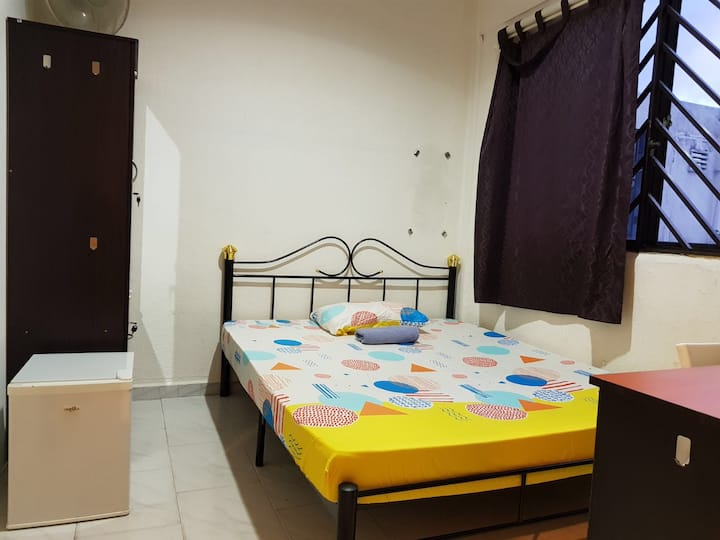 Postwar Queenbed Rm > 3min Walk Aljunied Mrt - Singapore