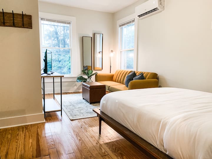 Downtown Studio Loft, Walkable With Washer/dryer - Spartanburg, SC