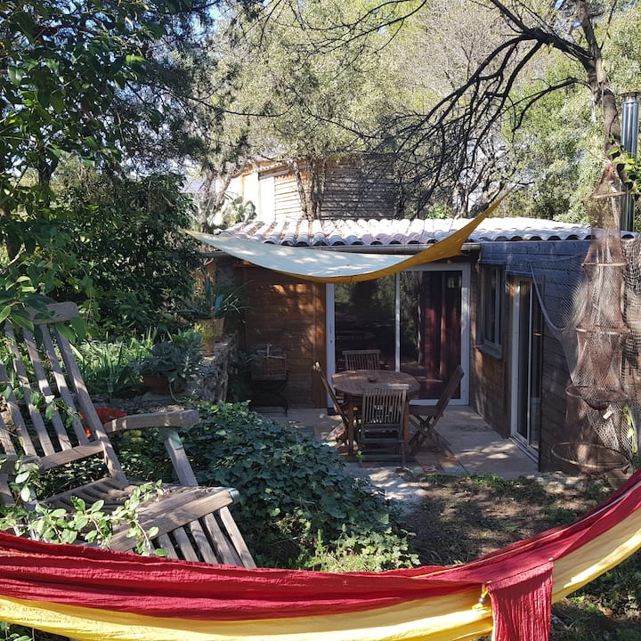 Maisonnette Contre La Roche, Sur Terrain Arboré. - France
