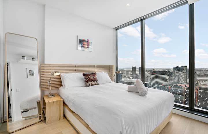 Sky High Cbd Living With Resort-style Amenities - Melbourne