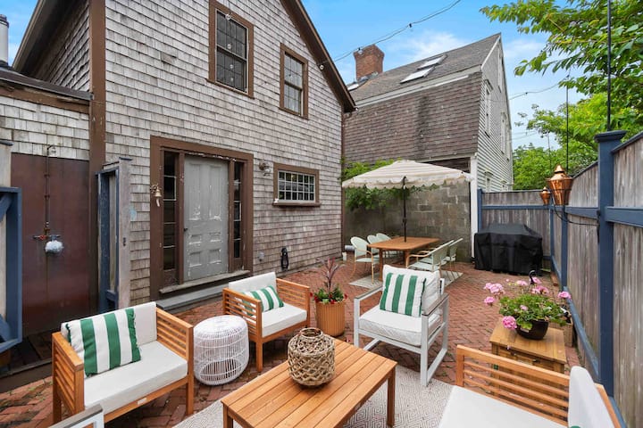Quintessential Cottage On Newport Harbor - Newport, RI