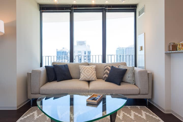 Corner King 2br/2ba Tower+ Private Balcony! - Chicago, IL