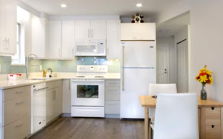 Beautifully Renovated- 2bed & 2bath Off Main St! - Vancouver