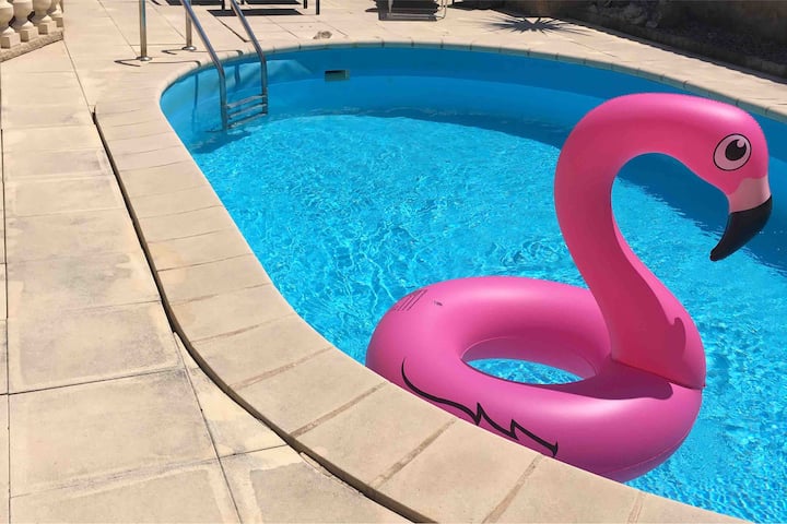 Chambre Privée Avec Piscine
À 5mn D'avignon - Rochefort-du-Gard