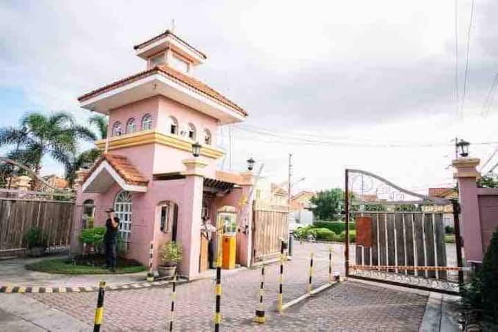 Staycation House 1room 4pax Netflix/wifi/subd Pool - General Santos