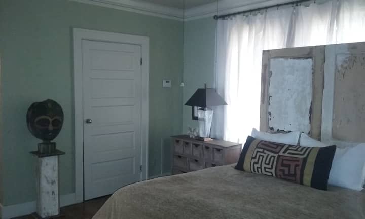 Midtown Love Shack, June 30% Off Month Stayspecial - Memphis, TN