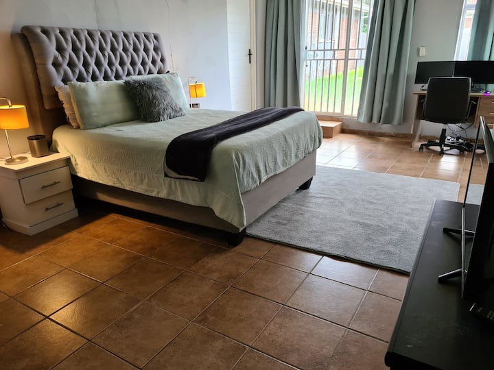 Conveniently For Work/play Or Romantic & Tourists - Brakpan