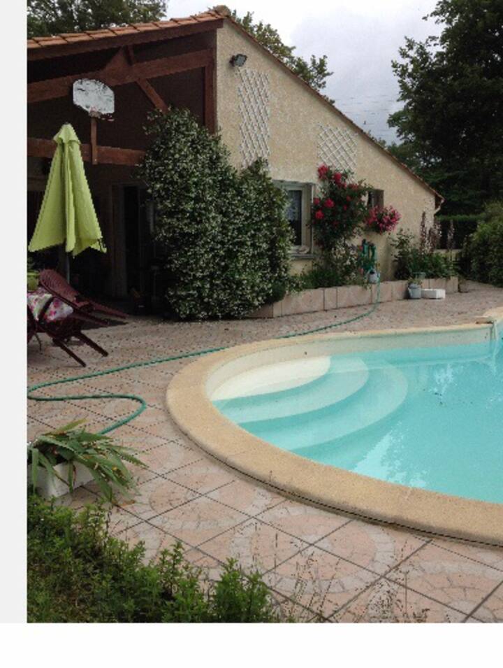 Chambre Dans Maison Avec Piscine - Bazas