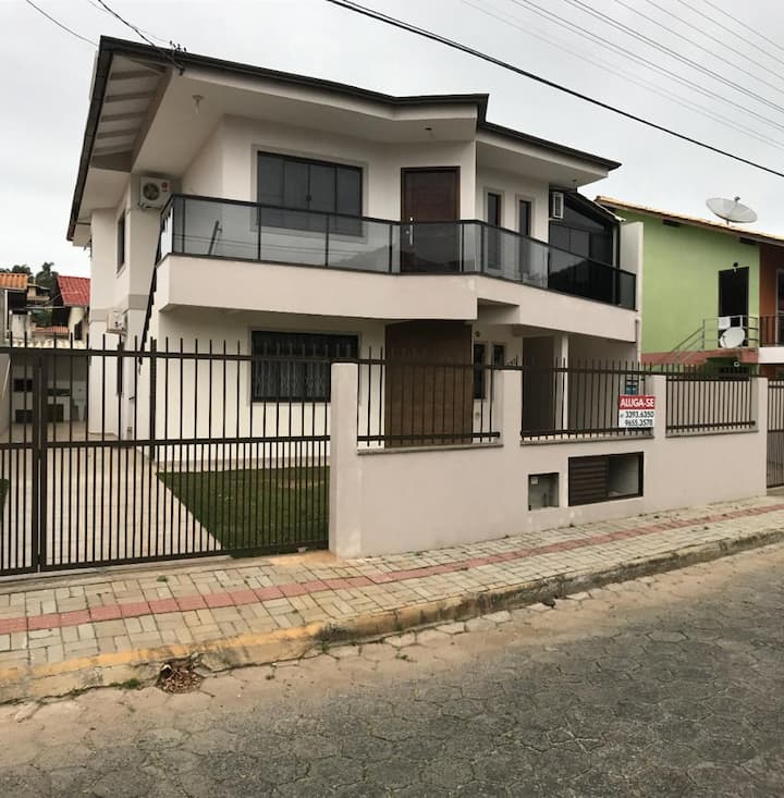 Casa Bege Ampla, No Centro De Bombinhas - Bombinhas