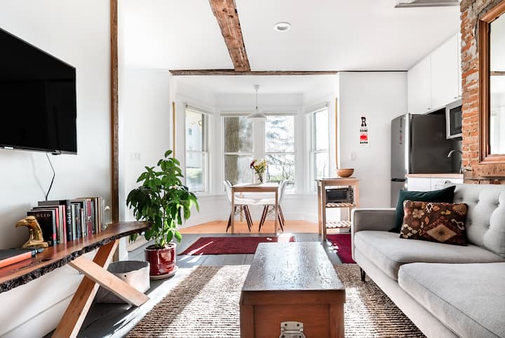 Guest Apartment In Renovated 1815 Residence - Shelburne, VT