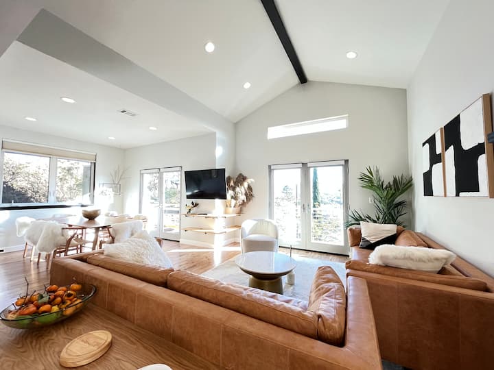 Bright 4 Bedroom Mountain View Home By Arts Plaza - Westlake Village, CA