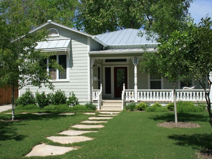 Downtown Nb | Walk To Tubing | Sleeps 11 - New Braunfels, TX