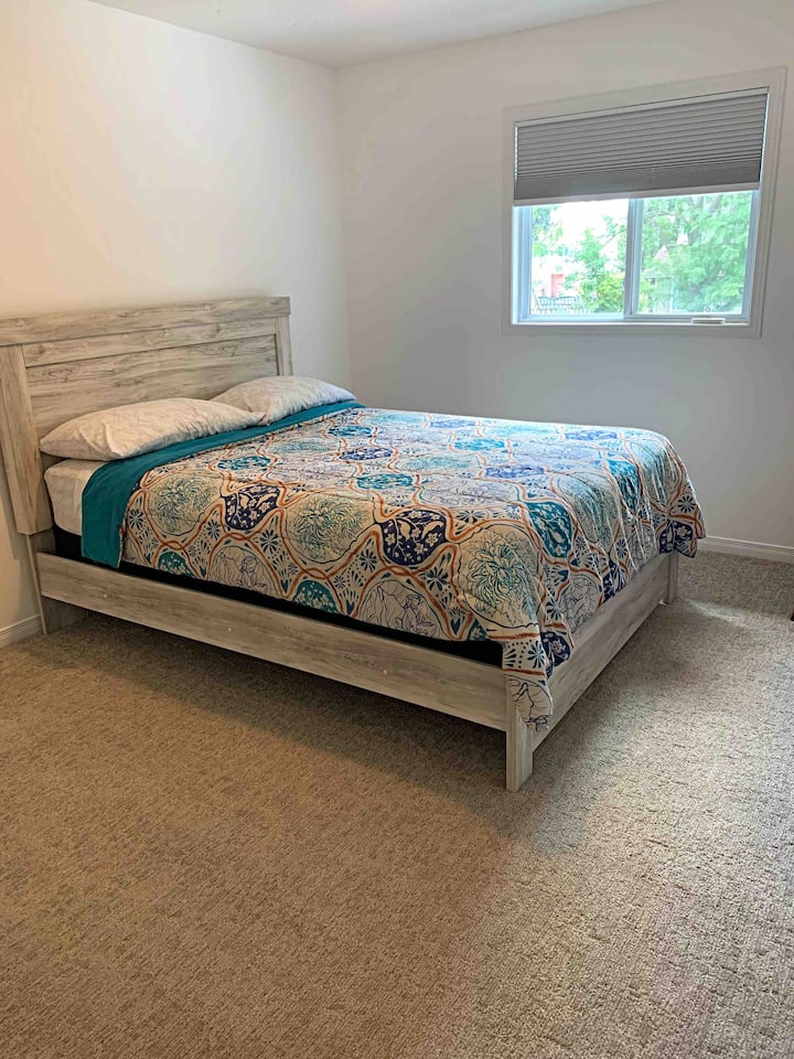 Bright & Beautiful Bedroom With A Full Washroom - Ingersoll