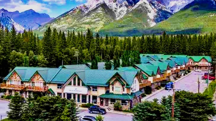 Banff Gate- Private Entrance 2-level Townhouse - Canmore