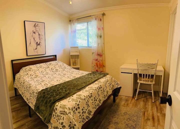 Cheerful Private Room In Canyon Country - Santa Clarita, CA