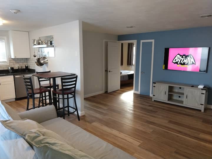 Great Lt 2br Apt, Fast Wifi, Free Prkg, Cen Ac - Rhode Island