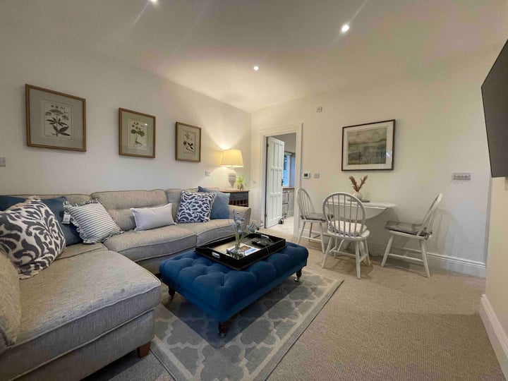 Reigate~ Luxury 2 Bed On Private Road With Parking - Redhill