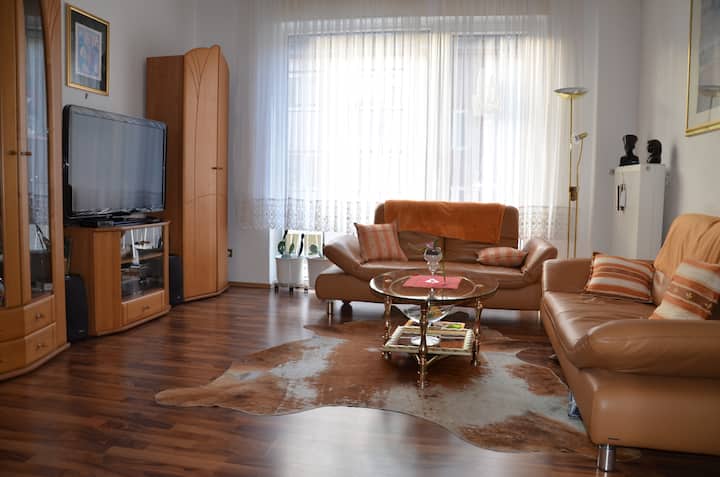 Voll-möbelierte 3-zimmer Wohnung (75qm) Im Zentrum - Düsseldorf