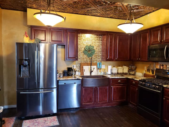 Dotte'o Grotto: 3 Bdrm W/hot Tub - Riverside, MO