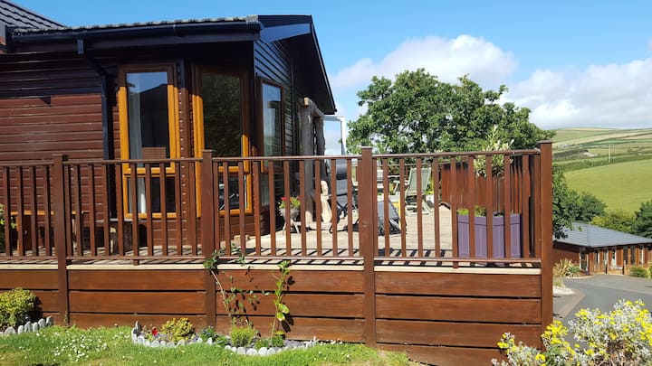 Wooden Lodge Between Cornish  Waterfall And  Sea - 틴타겔