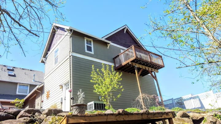 Newer Peaceful Carriage House With Creek View! - Gresham, OR