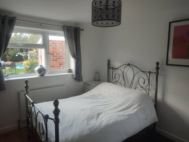 Self-contained Suite Private Bathroom & Entrance - Oxfordshire